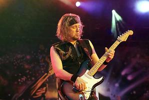 Adrian Smith | OSOBNOSTI.cz