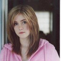 Courtney Jines | OSOBNOSTI.cz