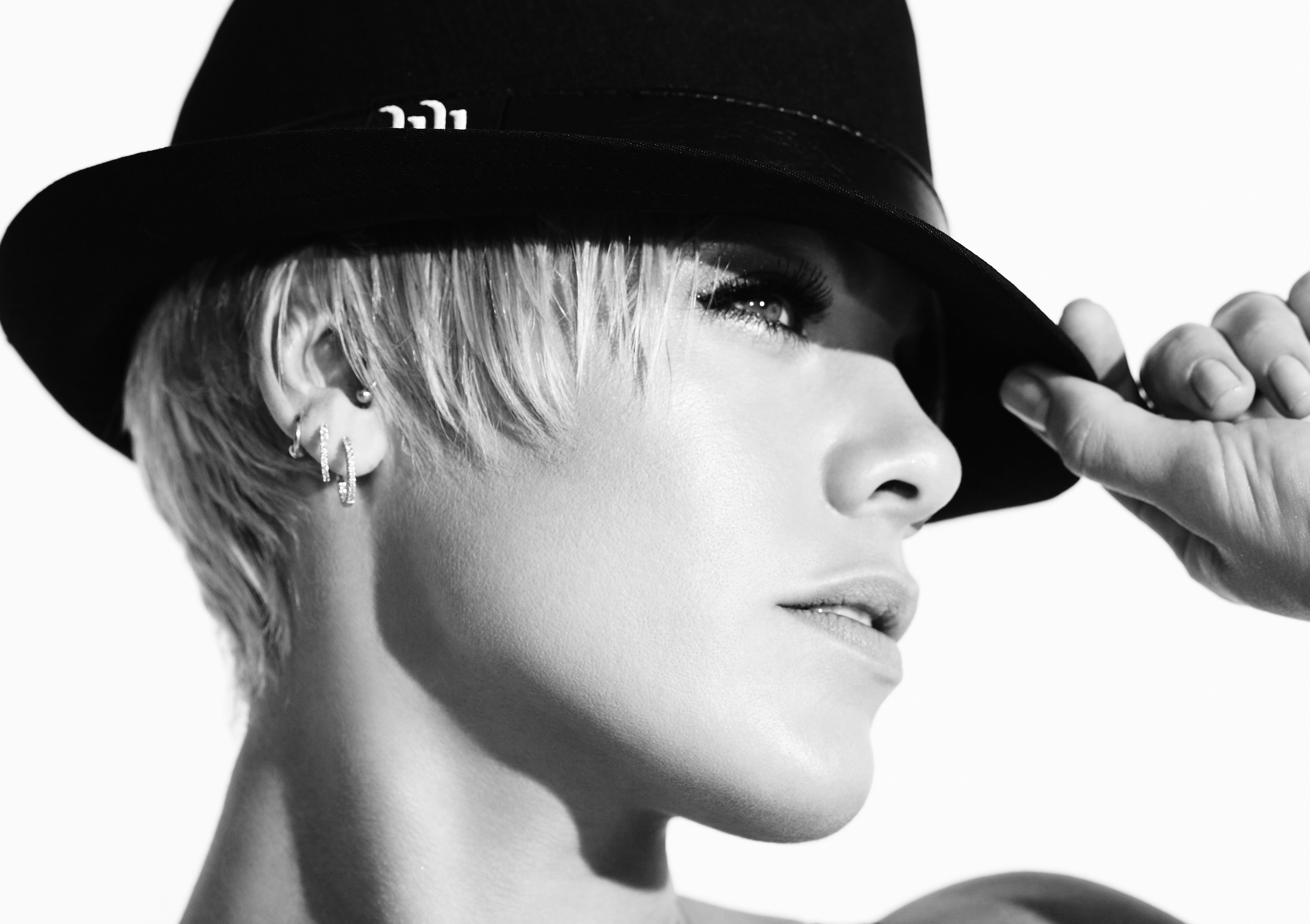 Podívejte, jak Pink ve svém novém videu dovádí s manželem v posteli ...